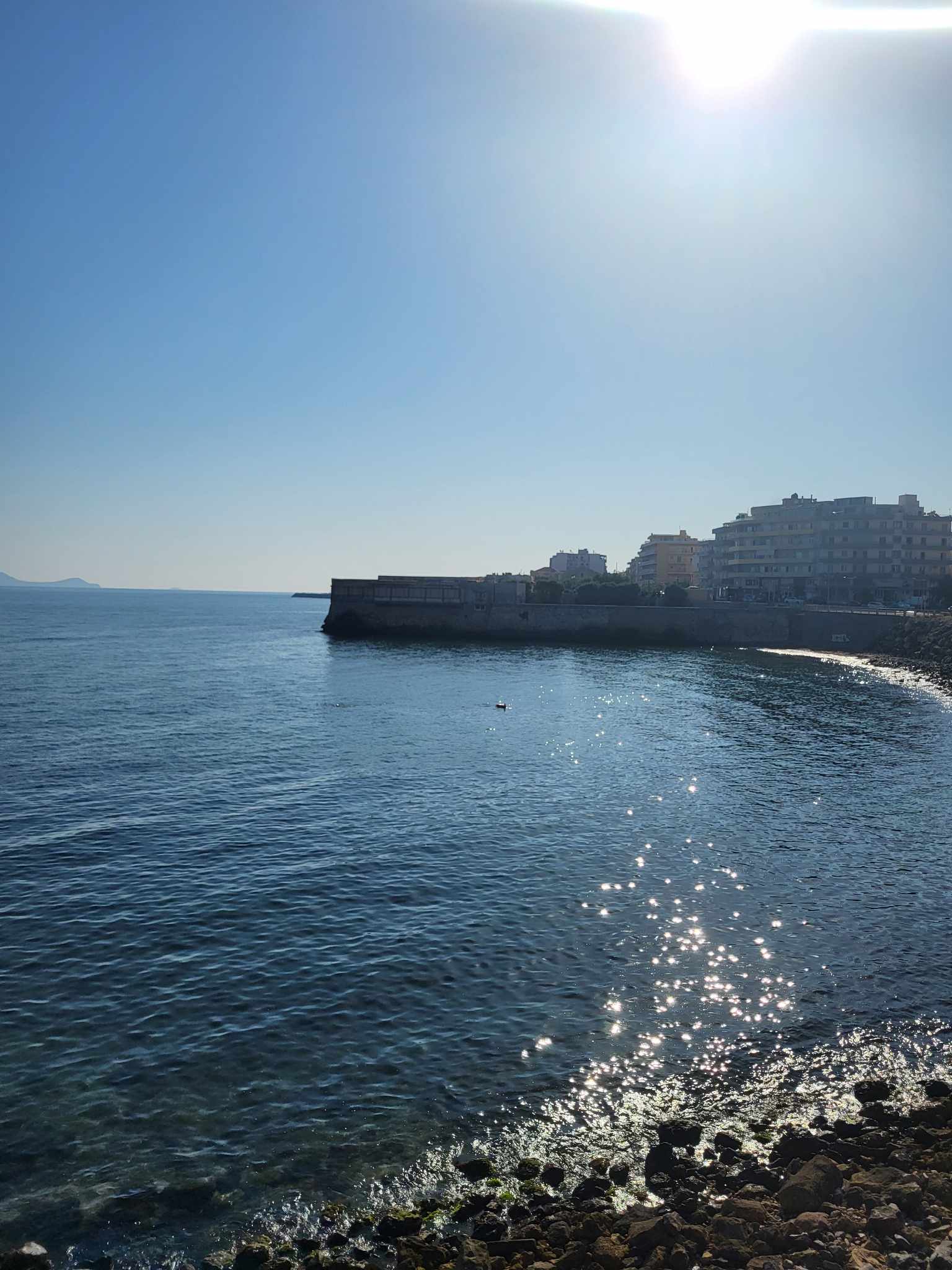 Πρωινή βουτιά ... μια "ανάσα" από το κέντρο | Cretalive ειδήσεις